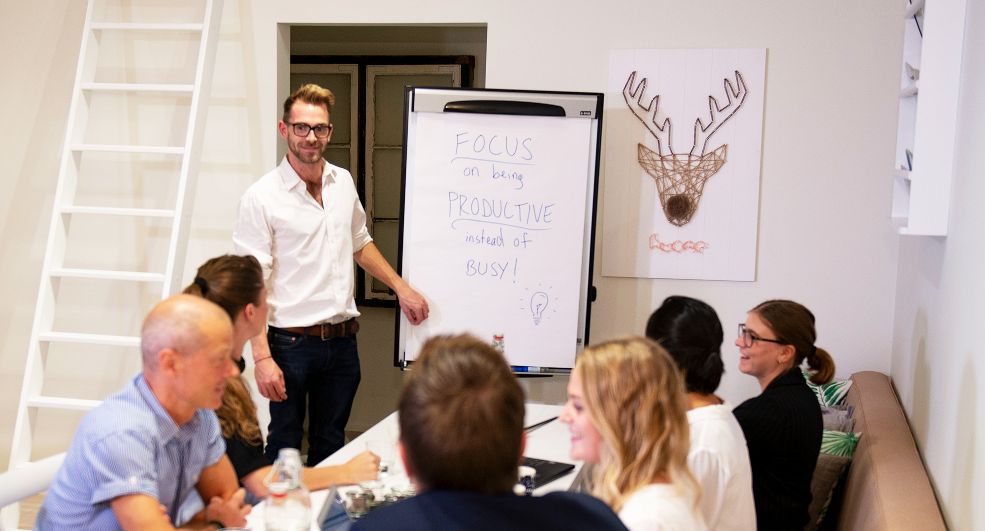 How to Lead Extrovers and Introverts in a Meeting - HUONE Singapore